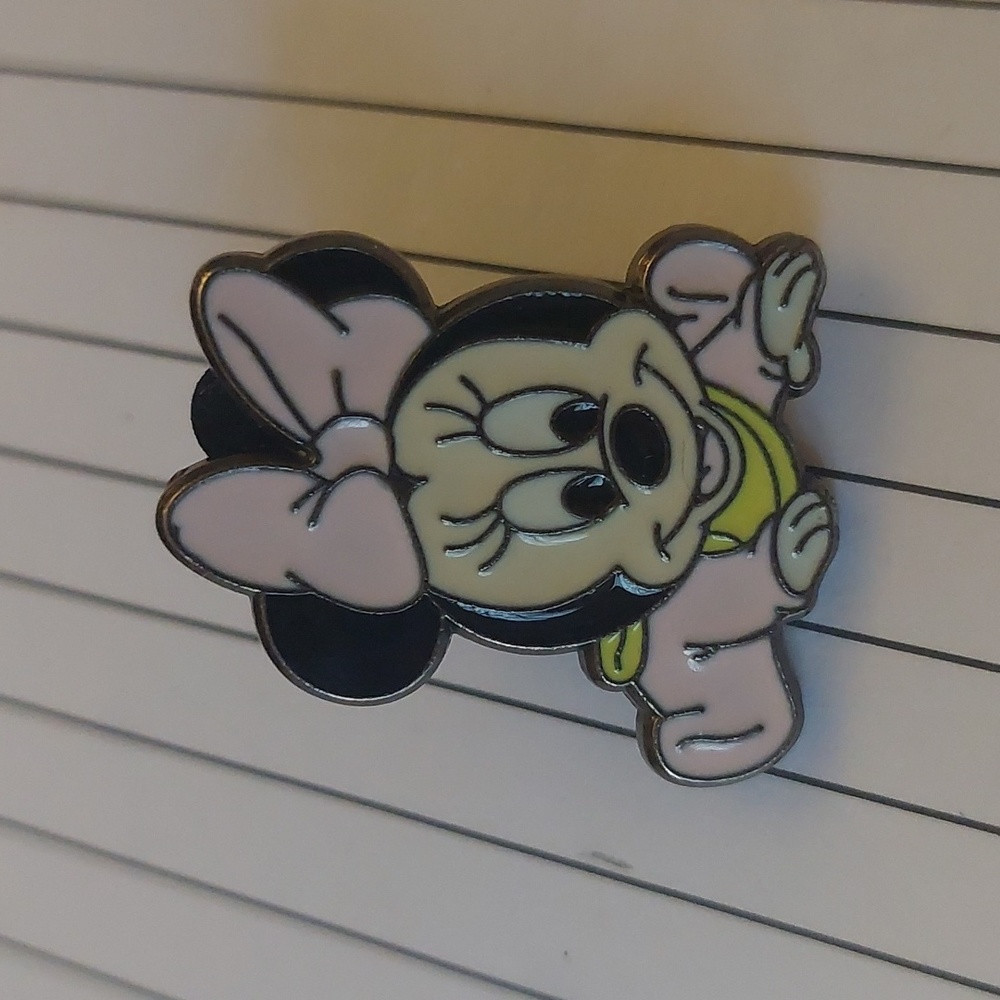 Disneys Minnie Mouse Pin Gem